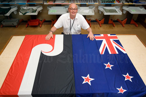 Tino rangatiratanga flag: the national Māori flag | Flags | Te Ara ...