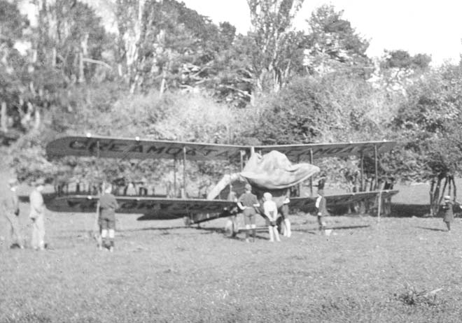 Flying the length of the country | Aviation | Te Ara Encyclopedia of ...